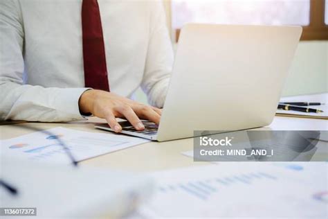 관리자 비즈니스 맨 재무 관리자 및 비서 보고서 균형을 계산 합니다 내부 수익 서비스 검사 문서 감사 개념 개념에 대한 스톡 사진 및 기타 이미지 Istock