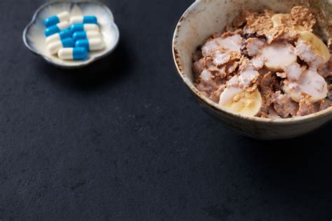 요구르트와 바나나와 어두운 돌 배경에 스포츠 보충과 그라놀라의 그릇 닫아 공간을 복사합니다 0명에 대한 스톡 사진 및 기타 이미지 Istock