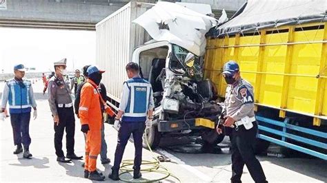 Kecelakaan Maut Pukul Wib Orang Tewas Truk Boks Tabrak Belakang Truk Yang Sedang