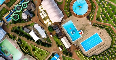 아쿠아파크의 다채로운 플라스틱 슬라이드 수영장이 있는 슬라이더 워터파크에서 여름 휴가 즐기기 아쿠아파크 조감도 프리미엄 사진