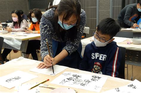 📚圖書館人│認識漢字📚 文字是組成文章與書本的基礎，也是人們表達情感的轉化，與閱讀息息相關。澳門視覺藝術教育工作者戴碧筠（debbie），在澳門公共圖書館舉辦的“書·寫─ 創意書法組合字工作坊