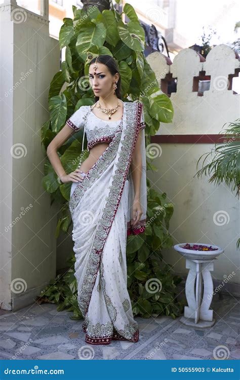 Mujer India Joven Hermosa En Ropa Tradicional Con Nupcial Imagen De Archivo Imagen De Primer