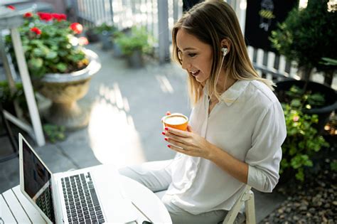 커피를 마시는 헤드폰을 착용하고 노트북에서 일하는 비즈니스 우먼 30 34세에 대한 스톡 사진 및 기타 이미지 30 34세 기업 비즈니스 기업 재무와 산업 Istock