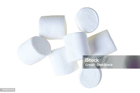 흰색 배경에 고립 된 원시 달콤한 맛있는 마시멜로 원통형 형태의 흩어진 조각의 많은 클로즈업 맨 위 보기 개체 그룹에 대한 스톡 사진 및 기타 이미지 Istock