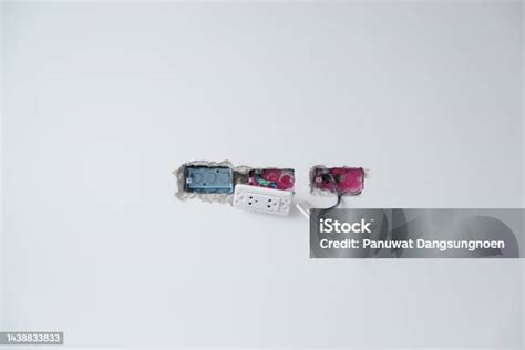 석고 아래의 전기 배선 콘크리트에 소켓을위한 숨겨진 설치 케이블 주택 및 아파트 개념의 개조 수리 및 개발 0명에 대한 스톡 사진 및 기타 이미지 Istock