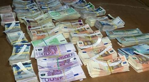 Разбиха престъпна група за разпространение на фалшиви евро банкноти и лични документи