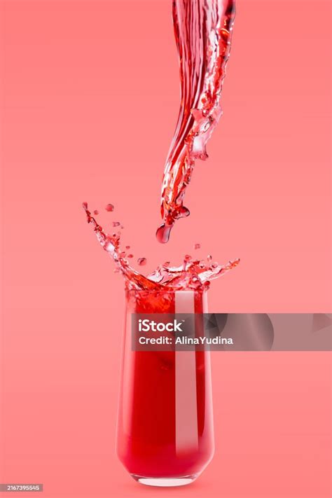빨간 체리 주스 밝은 물방울이 튀는 음료수 잔에 흐르는 음료의 흐름 분홍색 배경에 떨어지는 방울 광고 디자인 전단지 카드 포스터에 대 한 상쾌한 여름 과일 음료 가득 찬에