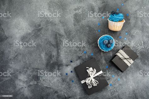 어두운 배경에 블루 크림과 선물 블루 베리 머핀 플랫 레이 상단 보기 0명에 대한 스톡 사진 및 기타 이미지 0명 건강한 생활방식 건강한 식생활 Istock