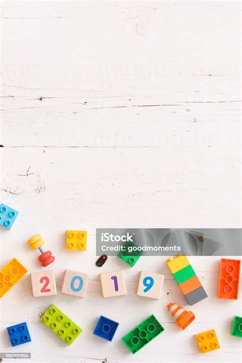 나무와 아이 다 색 플라스틱 벽돌의 큐브 흰색 나무 배경 인물 2019 초기 학습 장난감 개발 보육에 대한 스톡 사진 및 기타