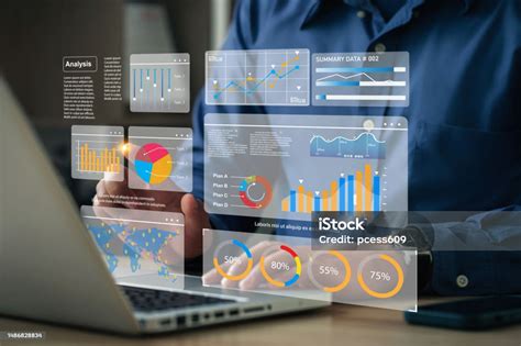 분석가는 기술 재무 운영 데이터 분석 통계를 위해 데이터베이스에 연결된 Kpi 및 메트릭이 포함된 데이터 비즈니스 분석 및 데이터 관리 시스템을 보여주는 노트북에서