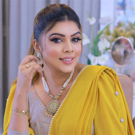 🥰🥰🥰මගේ වරාමල වෙඩින් එක බාර දුන්න දවසේ ඉදලා Bride කෙනෙක් මම Dress කරලා දාන වාරයක් පාසාම අක්කේ