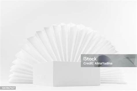 흰색 추상 현대 심플씬 한 직사각형 상자 연단 모형 화장품의 프리젠 테이션을위한 광고 중국 스타일의 가벼운 동양 주름 종이 팬디자인 코너 3d 프레임에 대한 스톡 사진 및