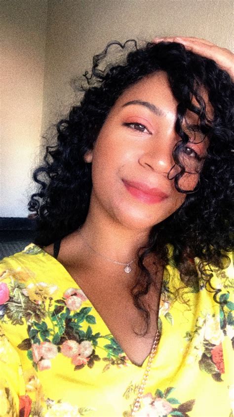 Roanne Araújo Medium