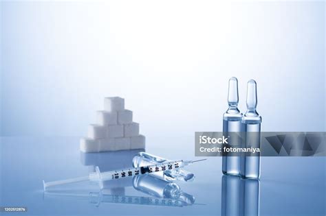 당뇨병 인슐린 높은 혈당 고혈당증 앰플 바이알 주사기 의료 주사 질병 건강 관리 복사 공간이있는 의료 배경 당뇨병 세계 건강관리와 의술에 대한 스톡 사진 및 기타 이미지