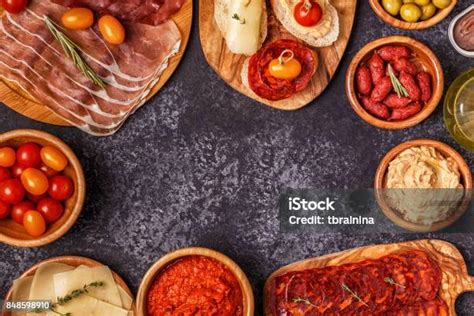 전형적인 스페인 타파스 개념입니다 개념 포함 조각 Jamon 쵸 릿 죠 소시지 올리브 토마토 멸 치 으깬된 Chickpeas 그릇 치즈 0명에 대한 스톡 사진 및 기타