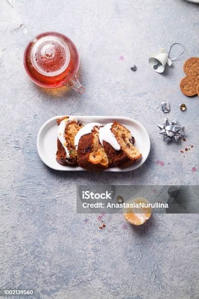 말린 과일과 럼과 설탕 유약에 배어 전통적인 크리스마스 케이크 조각 심장모양의 생강 쿠키와 티 타임입니다 축제 장식으로 크리스마스 배경입니다 12월에 대한 스톡 사진 및