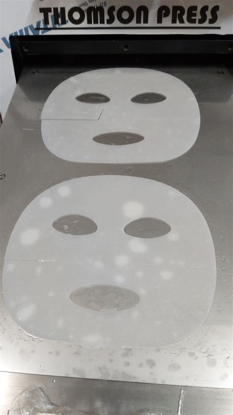 수분마스크팩컷팅프레스 시제품컷팅기 소형톰슨프레스 바이오소재컷팅기 지혈제정밀컷팅프레스 시편재료컷팅기 피부보호제 컷팅의료소재 및 시제품컷팅 디자인 몰 명함명찰