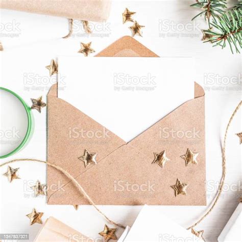 크리스마스 장식이있는 흰색 나무 배경에 복사 공간을위한 흰색 시트가있는 봉투를 엽니 다 최고 보기를 쓰기 위한 모형 편지 문서에 대한 스톡 사진 및 기타 이미지 Istock