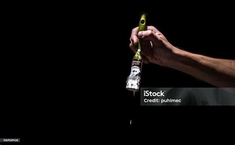 남성 손 검은 배경에 흰색 페인트와 브러시를 잡고 산업 개념에 남자입니다 배경 주제에 대한 스톡 사진 및 기타 이미지 배경 주제 컷아웃 개념 Istock