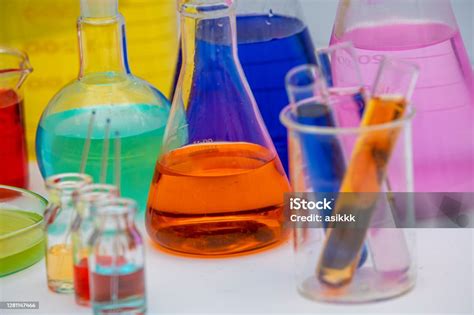 실험실 장비 유리 튜브 플라스크 에렌마이어 비커 페트리 접시 풍선 및 기타 화학 및 의학 실험실 측정 장비 과학 실험 또는 측정을 위해 설정된 테스트 장비 0명에 대한 스톡