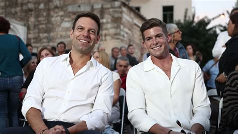 Στέφανος Κασσελάκης Tyler Mcbeth Στη δημοσιότητα το προσκλητήριο του γάμου τους Γόβα Στιλέτο