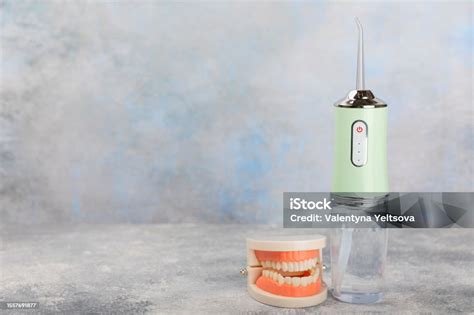 파란색 배경에 전자 구강 세정기 칫솔 페이스트 치실 및 구강 세정제 구강 위생을위한 치과 도구 전기 치간 청소기 치과용 물 샤워