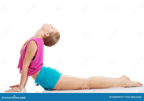 La Mujer Caucásica Joven Está Ejercitando Estirándose Foto De Archivo