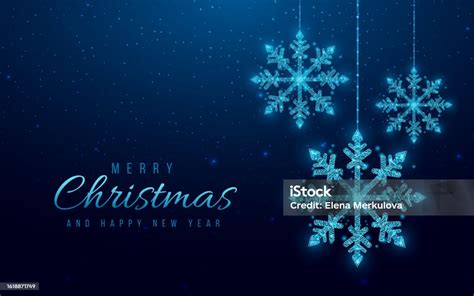 낮은 폴리 스타일로 와이어프레임 눈송이를 매달아 놓았습니다 크리스마스와 새해 개념 추상적인 현대 벡터 그림은 파란색 배경에