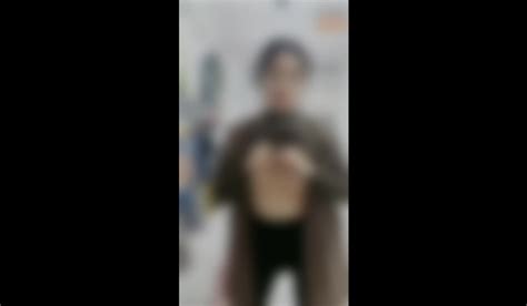 รวมรูปภาพของ แม่ค้าหิวยอดวิว สาวจีนไลฟ์ขายเสื้อผ้า จู่ๆ ถอดโชว์ทั้งท่อนบน ล่าง คนดูเห็นชัด