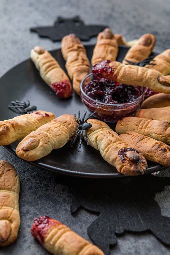 할로윈 파티 축하 쿠키 마녀 손가락에 대한 피 묻은 쿠키 손가락 어두운 배경 할로윈을위한 음식 10월에 대한 스톡 사진 및 기타