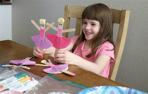 کاردستی برای کودکان با مواد ساده چوب و برگ