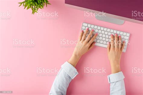 분홍색 배경에 현대 컴퓨터를 사용하여 여성의 손 사무실 데스크톱 위쪽 보기 개념에 대한 스톡 사진 및 기타 이미지 개념 개인 장식품 계획 Istock