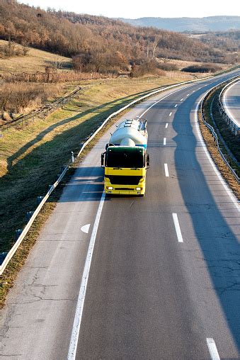 고속도로에서 운전하는 이더말 탱크 트럭 석유 및 가스 운송 및 물류 석유 화학 제품을 가진 금속 크롬 시트스테른 유조선 액체 화학 화물 소프트 포커스 가능한 세분성 0명에