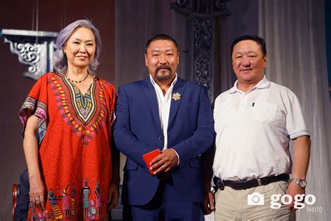 Жүжигчин Ц Цэрэнболдод Алтан гадас одон гардууллаа