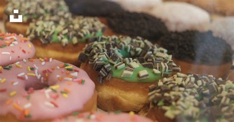 위에 딸기가 달린 갈색과 녹색 케이크 사진 Unsplash의 무료 도넛 이미지