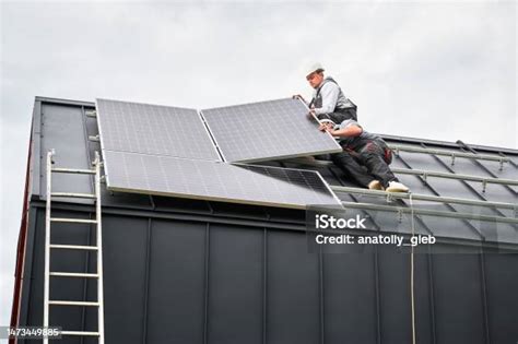 집 지붕에 태양광 태양 전지판을 설치하는 동안 케이블을 연결하는 전기 기사 25 29세에 대한 스톡 사진 및 기타 이미지 25 29세 2명 30 34세 Istock