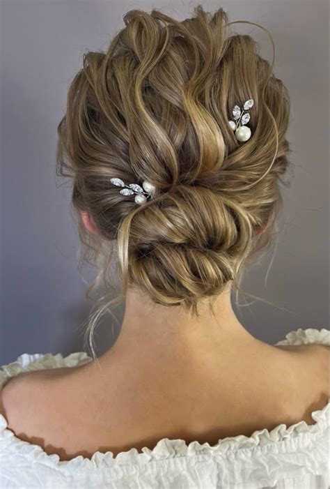 Низкий пучок в 2024 г Причёска для невесты Свадебные прически Прически