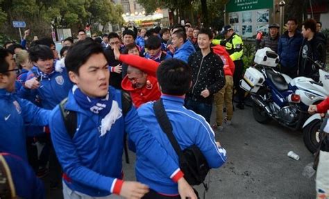 火爆！上海德比球迷互殴 武警都拦不住