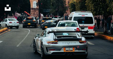 도로에 자동차 그룹 사진 Unsplash의 무료 모 렐 리아 이미지