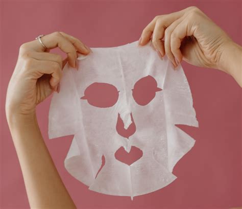 敷完面膜要洗掉嗎？皮膚科醫師解答「片狀面膜」常見5疑問，揭秘這時機敷效果最好！ 面膜、皮膚科醫師、迷思、黃幼鳴醫師、保濕 美人計