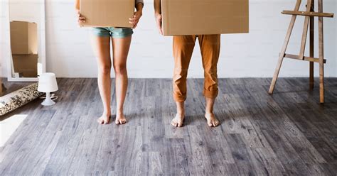 알아볼 수 없는 젊은 부부가 큰 판지 상자를 들고 새 집으로 이사합니다 사진 Unsplash의 풀고 이미지