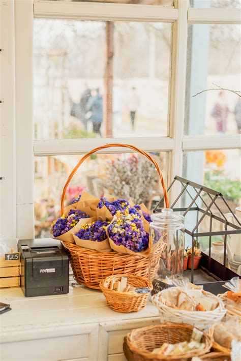 창가 옆 카운터에 놓인 꽃이 가득 담긴 바구니 사진 Unsplash의 무료 우크라이나 이미지