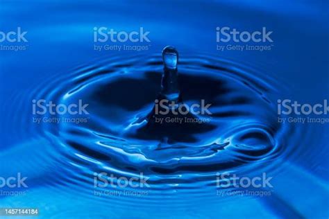매크로 물 튀김 표면 푸른 물 튀김 둥근 물방울 유리에 물방울 물방울 물보라 스프레이 물에서 추상적 인 모양 물 드롭 잔물결 가을 원 수면 0명에 대한 스톡 사진 및 기타