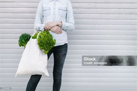 식료품으로 가득 에코 가방을 들고 여자 채소와 과일은 가방에 매달려 있습니다 생태 또는 환경 보호 개념 모의 를 위한 화이트 에코 백 0에 대한 스톡 사진 및 기타 이미지