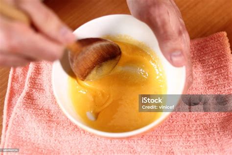 노른자를 설탕과 소금과 섞습니다 나무 숟가락으로 마요네즈를 만들기 건강한 식생활에 대한 스톡 사진 및 기타 이미지 건강한 식생활 계란 노른자 남성 Istock