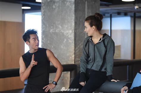 郑恺卢靖姗健身房拍摄秀肌肉 两人身材优越互动超亲密