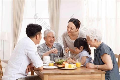 幸福家庭吃早餐图片 包图网企业站