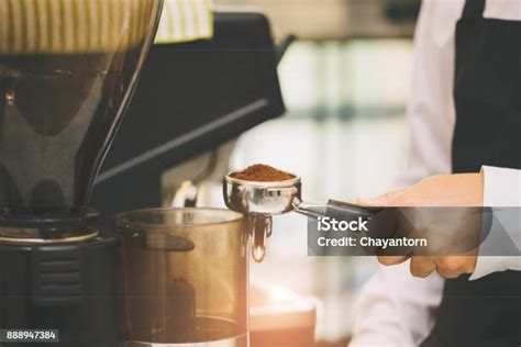 카페에서 원두 커피와 바리 스타 지주 Portafilter 에스프레소 커피를 만들기 위해 준비 합니다 기업 재무와 산업에 대한 스톡 사진 및 기타 이미지 Istock