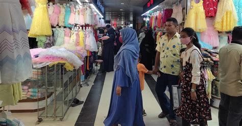 জমে উঠেছে ঈদের বাজার ক্রেতারা বলছেন দাম বেশি