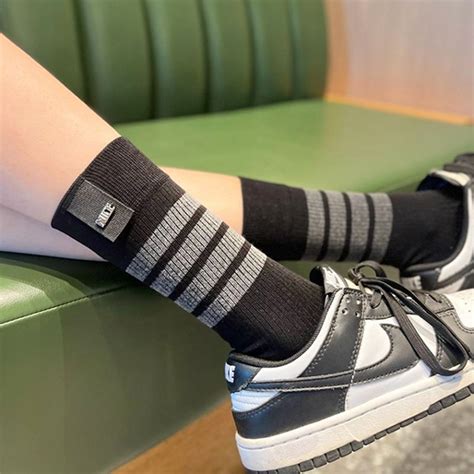 하이틴 네줄 단가라 라벨 여성 중목 패션 양말